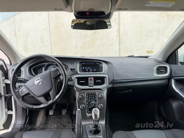 White Volvo V40 2013 in Tartu, with an engine capacity of 1.60 L and mileage of 342 thousand km for 4890 €, photo 10 on AUTOMOTO.COM.LV