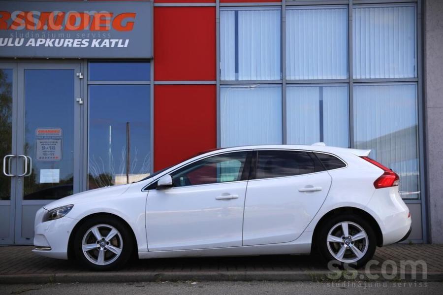 White Volvo V40 2013 in Riga, with an engine capacity of 1.60 L and mileage of 273 thousand km for 6495 €, photo 3 on AUTOMOTO.COM.LV