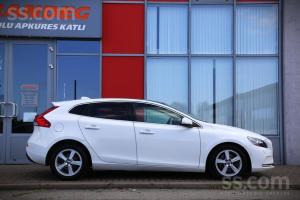 White Volvo V40 2013 in Riga, with an engine capacity of 1.60 L and mileage of 273 thousand km for 6495 €, photo 4 on AUTOMOTO.COM.LV