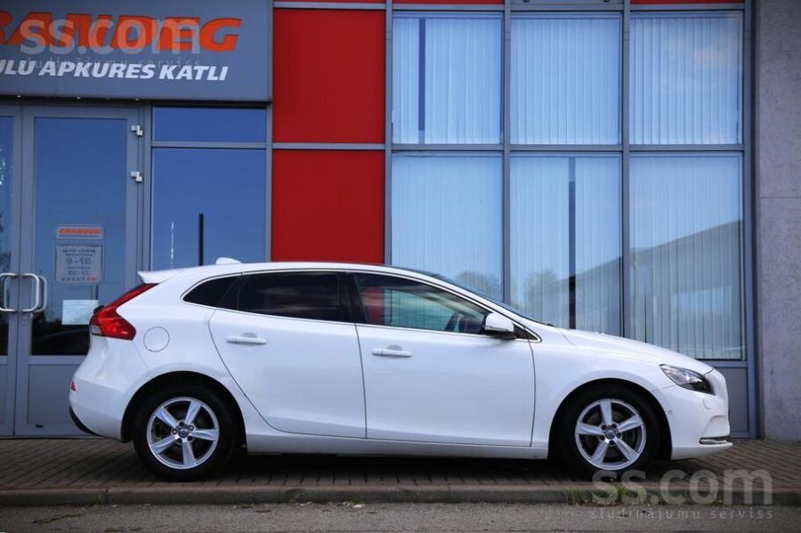 White Volvo V40 2013 in Riga, with an engine capacity of 1.60 L and mileage of 273 thousand km for 6495 €, photo 4 on AUTOMOTO.COM.LV