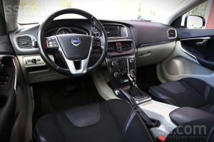 White Volvo V40 2013 in Riga, with an engine capacity of 1.60 L and mileage of 273 thousand km for 6495 €, photo 10 on AUTOMOTO.COM.LV