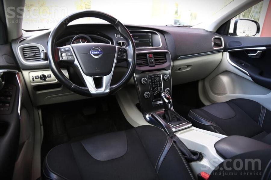 White Volvo V40 2013 in Riga, with an engine capacity of 1.60 L and mileage of 273 thousand km for 6495 €, photo 10 on AUTOMOTO.COM.LV
