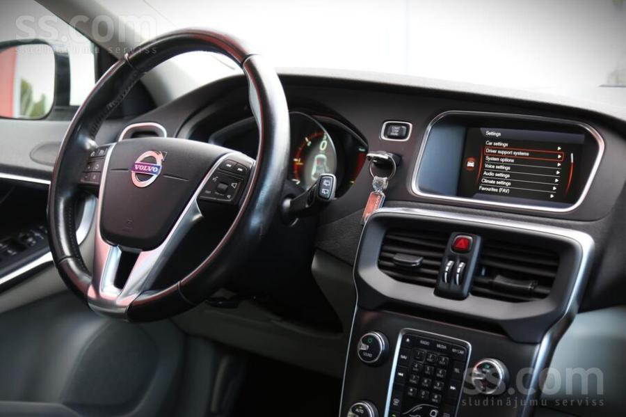 White Volvo V40 2013 in Riga, with an engine capacity of 1.60 L and mileage of 273 thousand km for 6495 €, photo 13 on AUTOMOTO.COM.LV