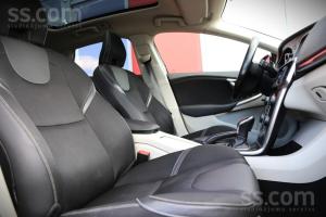 White Volvo V40 2013 in Riga, with an engine capacity of 1.60 L and mileage of 273 thousand km for 6495 €, photo 15 on AUTOMOTO.COM.LV
