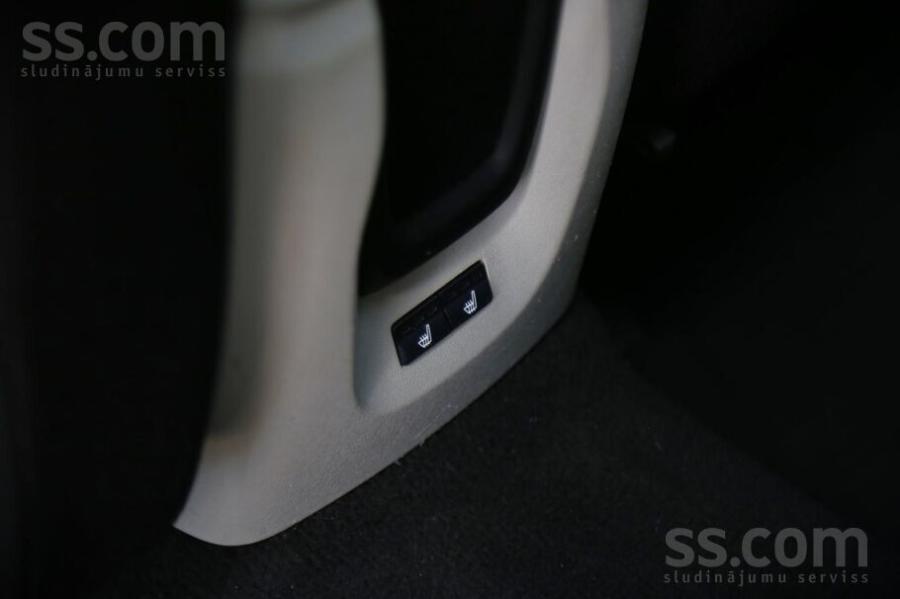 White Volvo V40 2013 in Riga, with an engine capacity of 1.60 L and mileage of 273 thousand km for 6495 €, photo 21 on AUTOMOTO.COM.LV