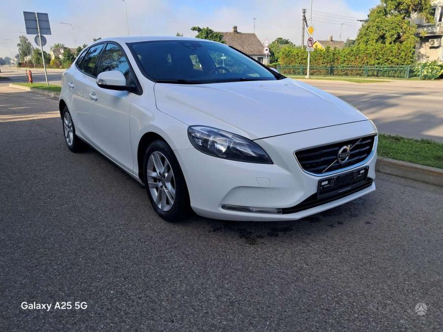 White Volvo V40 2013 in Marijampole, with an engine capacity of 1.56 L and mileage of 271 thousand km for 4800 €, photo 1 on AUTOMOTO.COM.LV