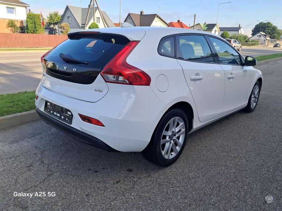 White Volvo V40 2013 in Marijampole, with an engine capacity of 1.56 L and mileage of 271 thousand km for 4800 €, photo 7 on AUTOMOTO.COM.LV