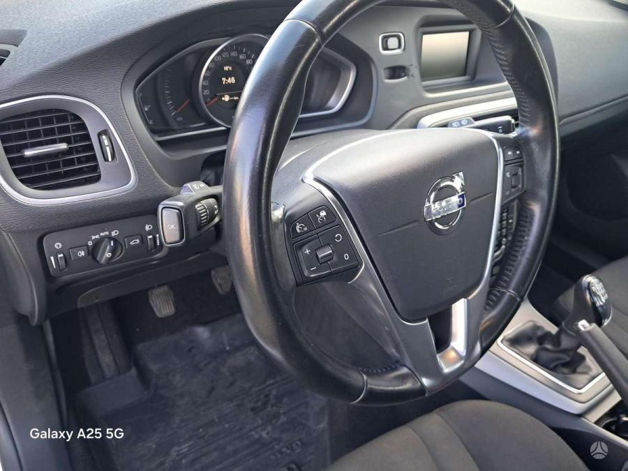 White Volvo V40 2013 in Marijampole, with an engine capacity of 1.56 L and mileage of 271 thousand km for 4800 €, photo 9 on AUTOMOTO.COM.LV