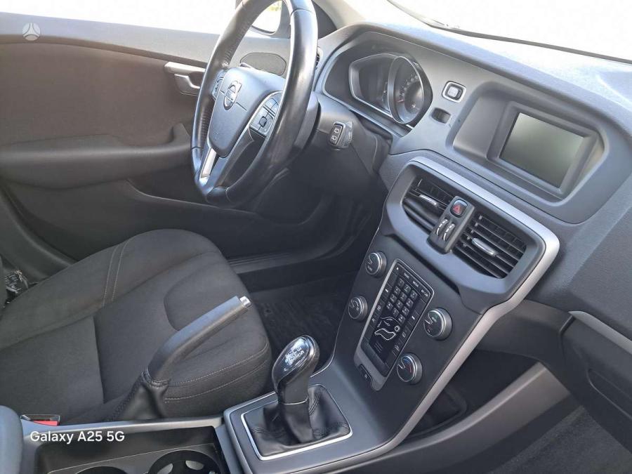 White Volvo V40 2013 in Marijampole, with an engine capacity of 1.56 L and mileage of 271 thousand km for 4800 €, photo 13 on AUTOMOTO.COM.LV