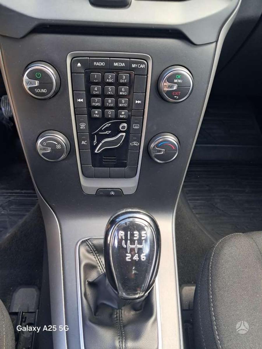 White Volvo V40 2013 in Marijampole, with an engine capacity of 1.56 L and mileage of 271 thousand km for 4800 €, photo 14 on AUTOMOTO.COM.LV