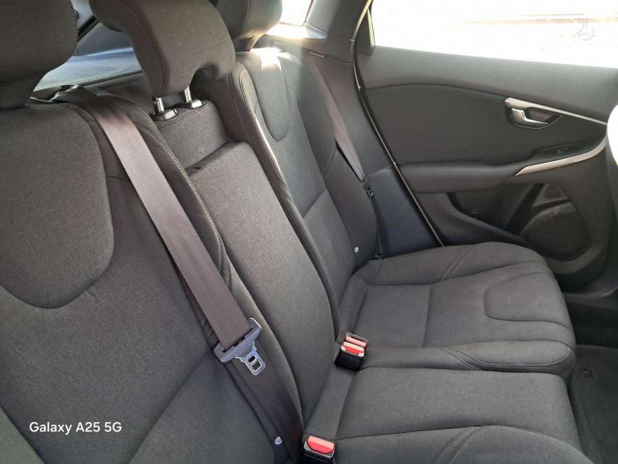 White Volvo V40 2013 in Marijampole, with an engine capacity of 1.56 L and mileage of 271 thousand km for 4800 €, photo 15 on AUTOMOTO.COM.LV
