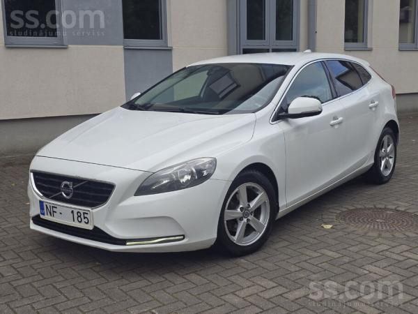 White Volvo V40 2013 in Jelgava, with an engine capacity of 1.60 L and mileage of 326 thousand km for 4000 €, photo 1 on AUTOMOTO.COM.LV