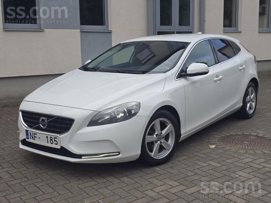 White Volvo V40 2013 in Jelgava, with an engine capacity of 1.60 L and mileage of 326 thousand km for 4000 €, photo 1 on AUTOMOTO.COM.LV