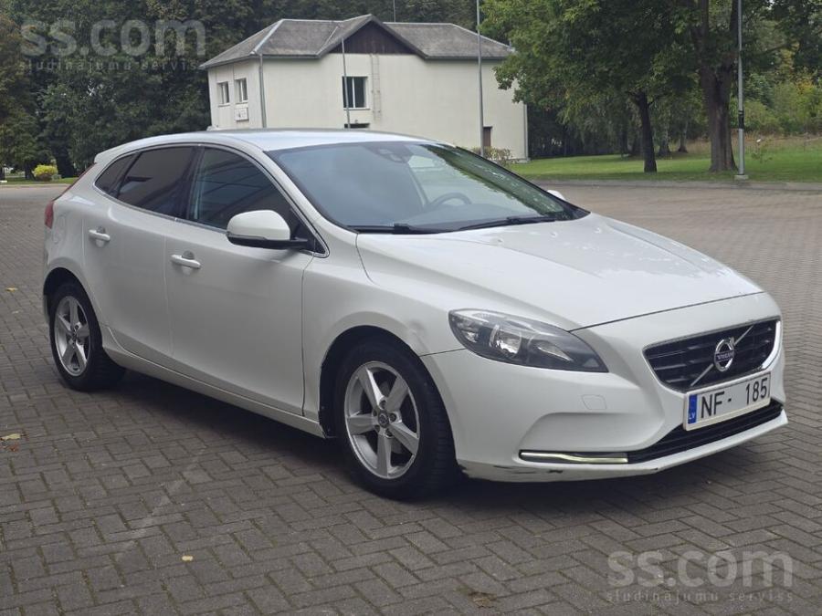 White Volvo V40 2013 in Jelgava, with an engine capacity of 1.60 L and mileage of 326 thousand km for 4000 €, photo 3 on AUTOMOTO.COM.LV