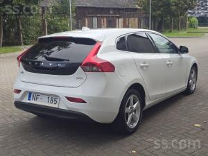 White Volvo V40 2013 in Jelgava, with an engine capacity of 1.60 L and mileage of 326 thousand km for 4000 €, photo 4 on AUTOMOTO.COM.LV