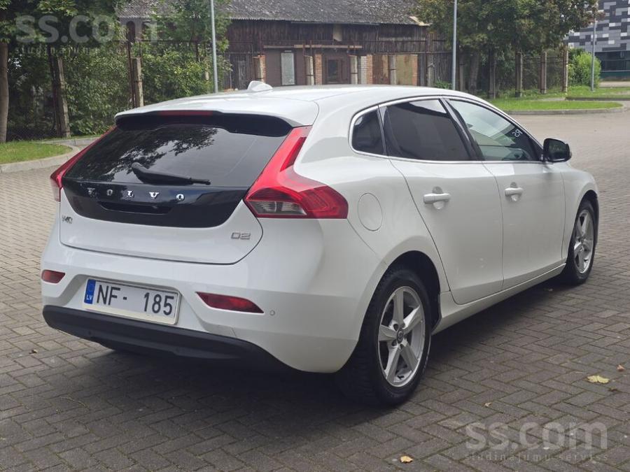 White Volvo V40 2013 in Jelgava, with an engine capacity of 1.60 L and mileage of 326 thousand km for 4000 €, photo 4 on AUTOMOTO.COM.LV