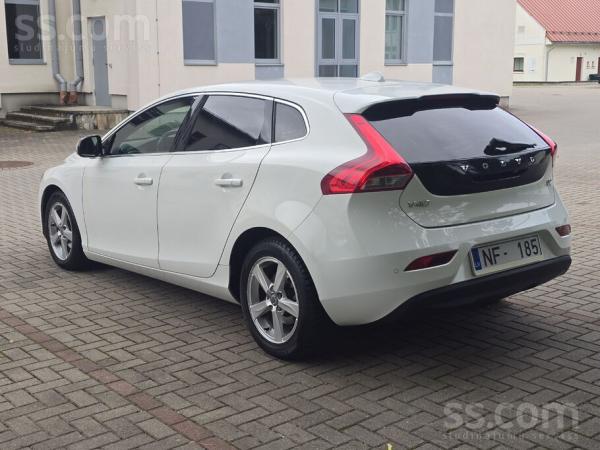 White Volvo V40 2013 in Jelgava, with an engine capacity of 1.60 L and mileage of 326 thousand km for 4000 €, photo 5 on AUTOMOTO.COM.LV