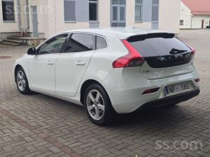White Volvo V40 2013 in Jelgava, with an engine capacity of 1.60 L and mileage of 326 thousand km for 4000 €, photo 5 on AUTOMOTO.COM.LV
