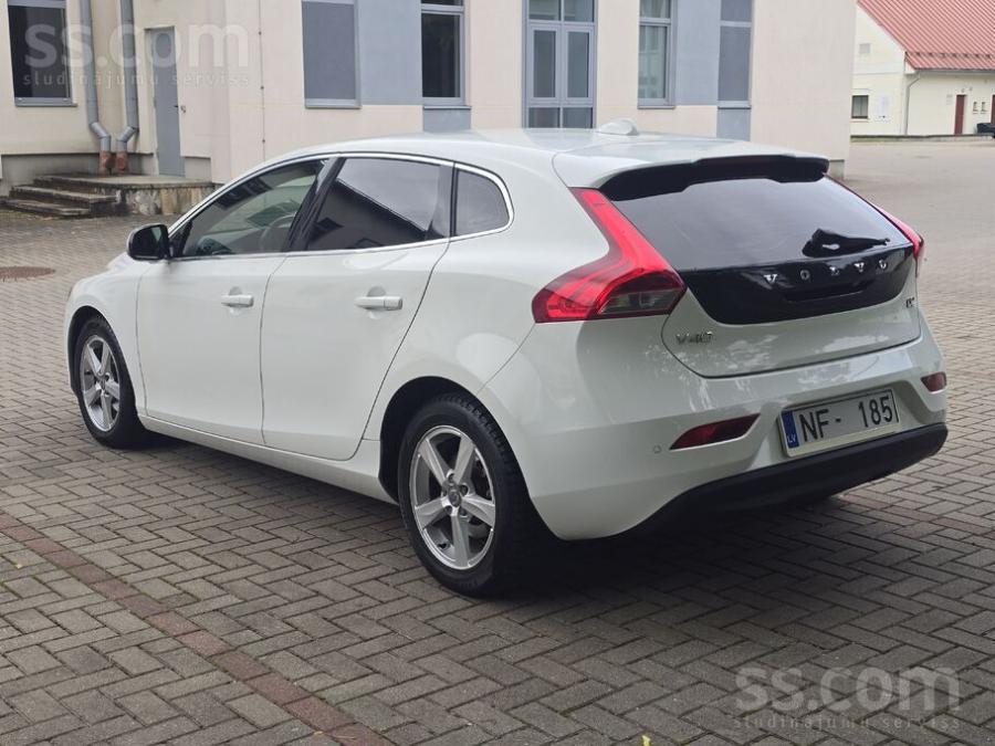White Volvo V40 2013 in Jelgava, with an engine capacity of 1.60 L and mileage of 326 thousand km for 4000 €, photo 5 on AUTOMOTO.COM.LV