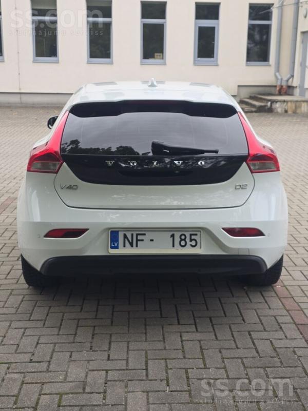 White Volvo V40 2013 in Jelgava, with an engine capacity of 1.60 L and mileage of 326 thousand km for 4000 €, photo 6 on AUTOMOTO.COM.LV