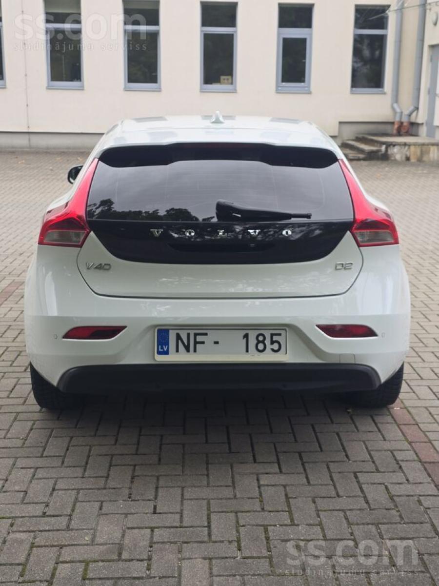 White Volvo V40 2013 in Jelgava, with an engine capacity of 1.60 L and mileage of 326 thousand km for 4000 €, photo 6 on AUTOMOTO.COM.LV