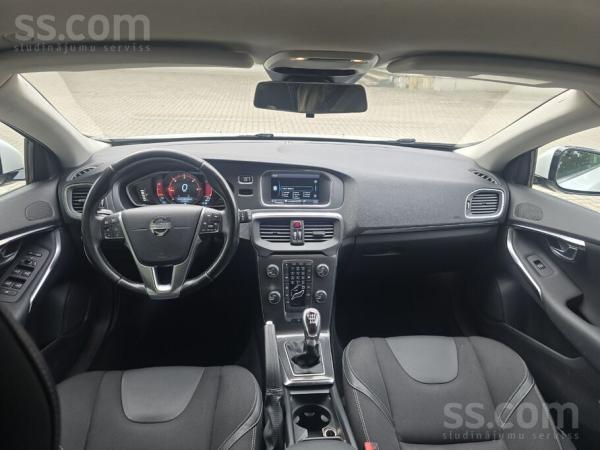 White Volvo V40 2013 in Jelgava, with an engine capacity of 1.60 L and mileage of 326 thousand km for 4000 €, photo 7 on AUTOMOTO.COM.LV