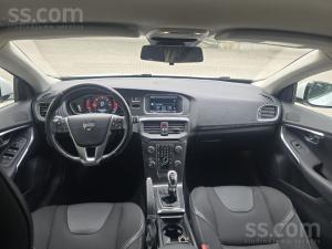 White Volvo V40 2013 in Jelgava, with an engine capacity of 1.60 L and mileage of 326 thousand km for 4000 €, photo 7 on AUTOMOTO.COM.LV