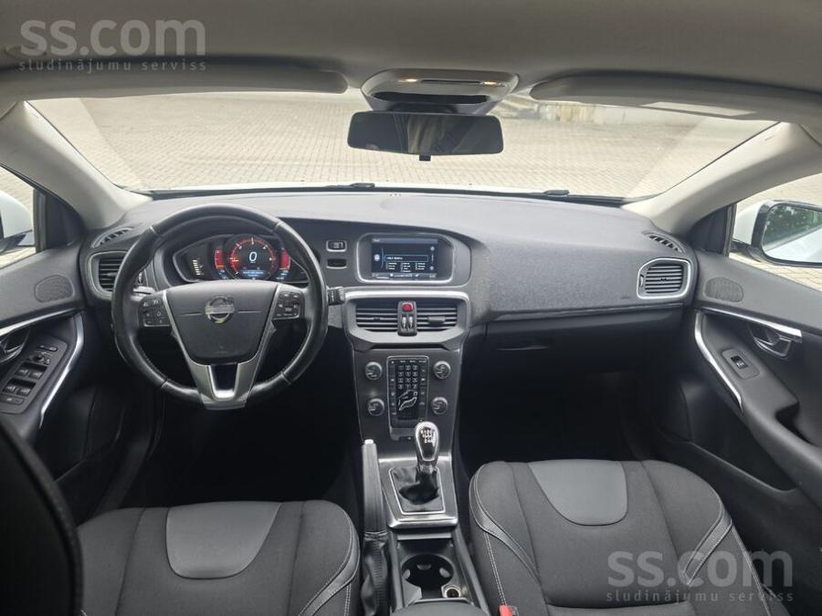 White Volvo V40 2013 in Jelgava, with an engine capacity of 1.60 L and mileage of 326 thousand km for 4000 €, photo 7 on AUTOMOTO.COM.LV
