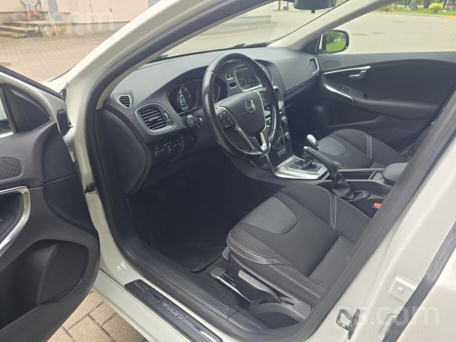 White Volvo V40 2013 in Jelgava, with an engine capacity of 1.60 L and mileage of 326 thousand km for 4000 €, photo 8 on AUTOMOTO.COM.LV