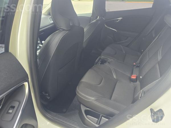 White Volvo V40 2013 in Jelgava, with an engine capacity of 1.60 L and mileage of 326 thousand km for 4000 €, photo 9 on AUTOMOTO.COM.LV
