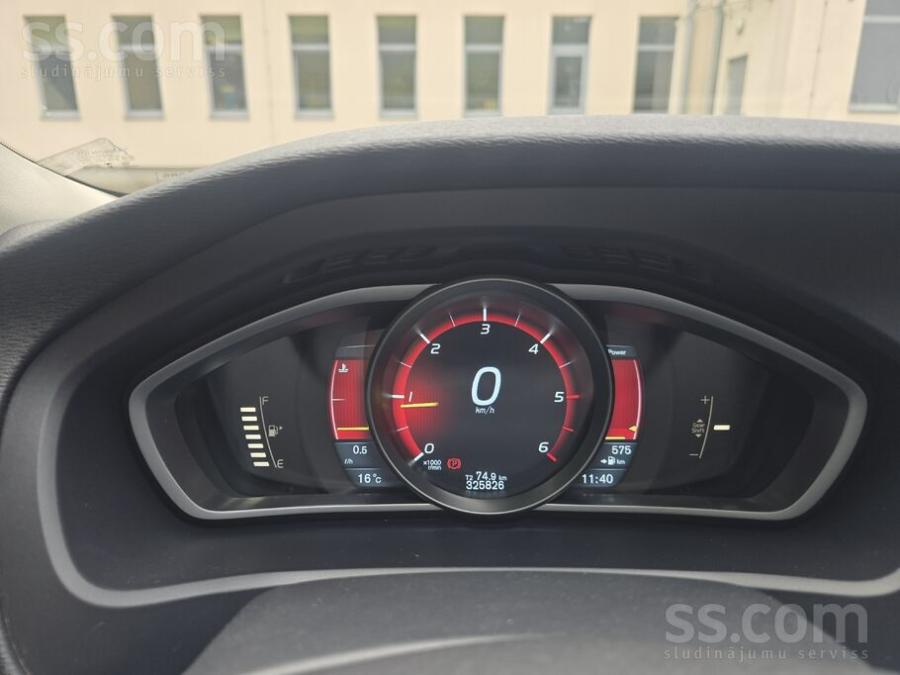 White Volvo V40 2013 in Jelgava, with an engine capacity of 1.60 L and mileage of 326 thousand km for 4000 €, photo 10 on AUTOMOTO.COM.LV