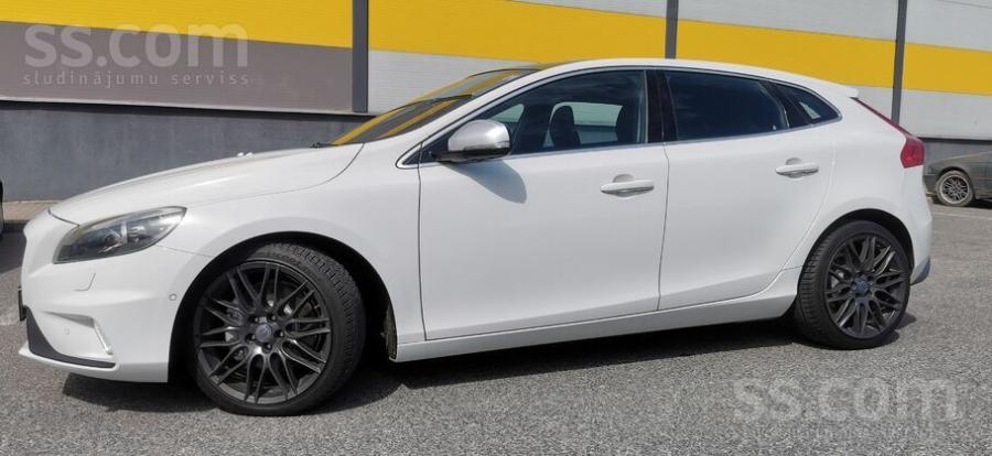 Balts Volvo V40 2014 Rīga, ar dzinēja tilpumu 2.00 L un nobraukumu 0 tūkst. km par 6990 €, foto 3 vietnē AUTOMOTO.COM.LV