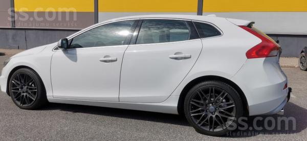 Balts Volvo V40 2014 Rīga, ar dzinēja tilpumu 2.00 L un nobraukumu 0 tūkst. km par 8970 €, foto 4 vietnē AUTOMOTO.COM.LV