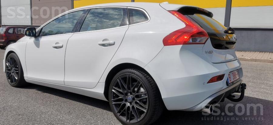 Balts Volvo V40 2014 Rīga, ar dzinēja tilpumu 2.00 L un nobraukumu 0 tūkst. km par 6990 €, foto 5 vietnē AUTOMOTO.COM.LV