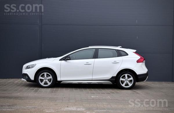 White Volvo V40 2014 in Riga, with an engine capacity of 1.60 L and mileage of 260 thousand km for 9895 €, photo 2 on AUTOMOTO.COM.LV
