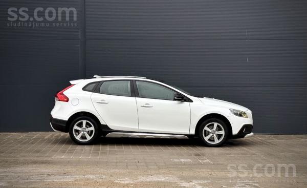 White Volvo V40 2014 in Riga, with an engine capacity of 1.60 L and mileage of 260 thousand km for 9895 €, photo 5 on AUTOMOTO.COM.LV