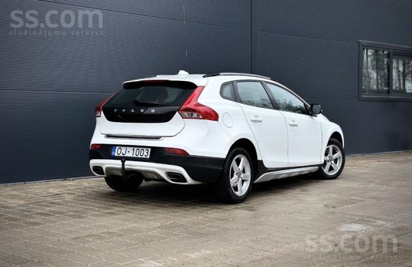 White Volvo V40 2014 in Riga, with an engine capacity of 1.60 L and mileage of 260 thousand km for 9895 €, photo 6 on AUTOMOTO.COM.LV