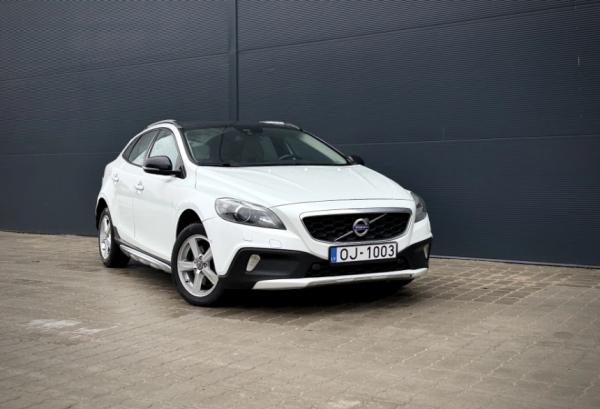 White Volvo V40 2014 in Riga, with an engine capacity of 1.60 L and mileage of 260 thousand km for 10495 €, photo 3 on AUTOMOTO.COM.LV