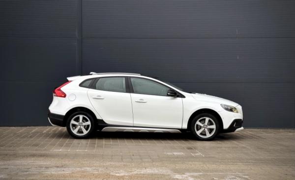 White Volvo V40 2014 in Riga, with an engine capacity of 1.60 L and mileage of 260 thousand km for 10495 €, photo 5 on AUTOMOTO.COM.LV