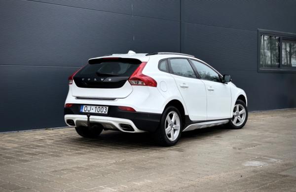 White Volvo V40 2014 in Riga, with an engine capacity of 1.60 L and mileage of 260 thousand km for 10495 €, photo 6 on AUTOMOTO.COM.LV