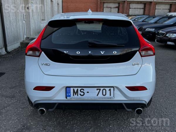 Balts Volvo V40 2014 Daugavpils, ar dzinēja tilpumu 2.00 L un nobraukumu 0 tūkst. km par 7490 €, foto 5 vietnē AUTOMOTO.COM.LV