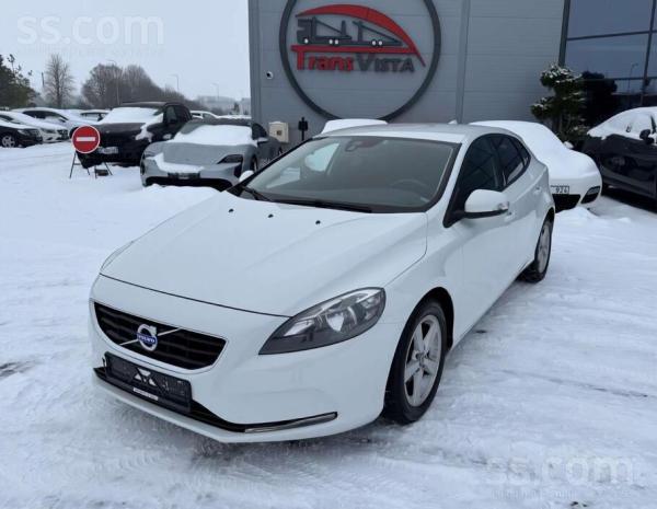 White Volvo V40 2014 in Telschi, with an engine capacity of 1.60 L and mileage of 174 thousand km for 5999 €, photo 3 on AUTOMOTO.COM.LV