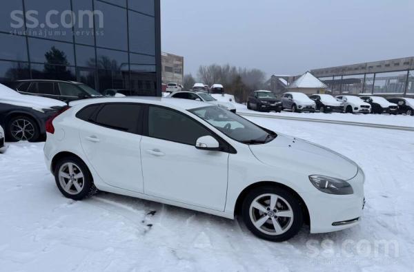 White Volvo V40 2014 in Telschi, with an engine capacity of 1.60 L and mileage of 174 thousand km for 5999 €, photo 8 on AUTOMOTO.COM.LV