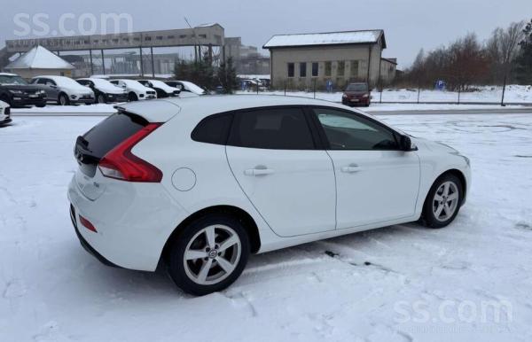 White Volvo V40 2014 in Telschi, with an engine capacity of 1.60 L and mileage of 174 thousand km for 5999 €, photo 9 on AUTOMOTO.COM.LV