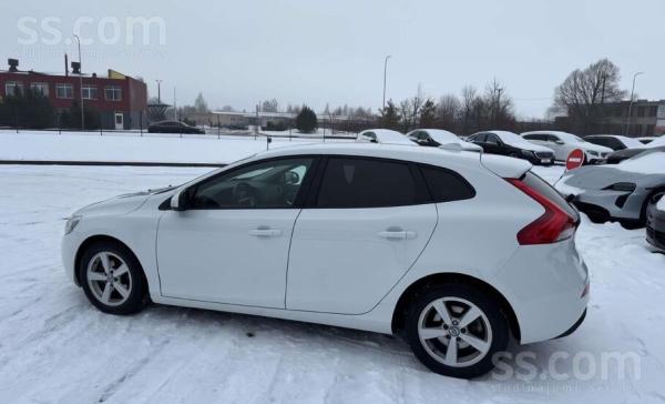 White Volvo V40 2014 in Telschi, with an engine capacity of 1.60 L and mileage of 174 thousand km for 5999 €, photo 10 on AUTOMOTO.COM.LV