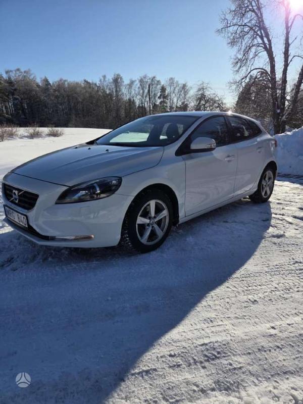 White Volvo V40 2014 in Kaunas, with an engine capacity of 1.56 L and mileage of 246 thousand km for 6650 €, photo 1 on AUTOMOTO.COM.LV