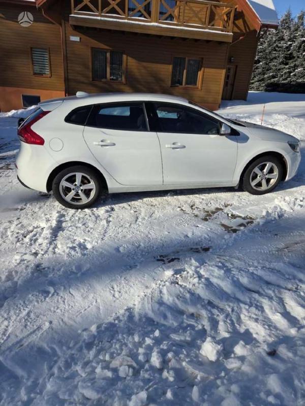 White Volvo V40 2014 in Kaunas, with an engine capacity of 1.56 L and mileage of 246 thousand km for 6650 €, photo 4 on AUTOMOTO.COM.LV