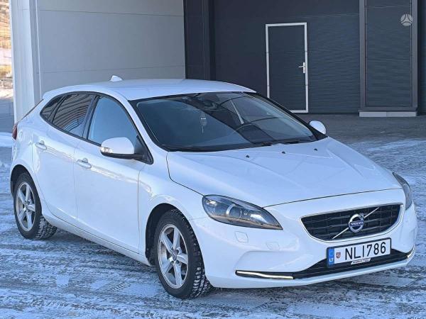 White Volvo V40 2014 in Vilnius, with an engine capacity of 1.56 L and mileage of 276 thousand km for 5999 €, photo 4 on AUTOMOTO.COM.LV