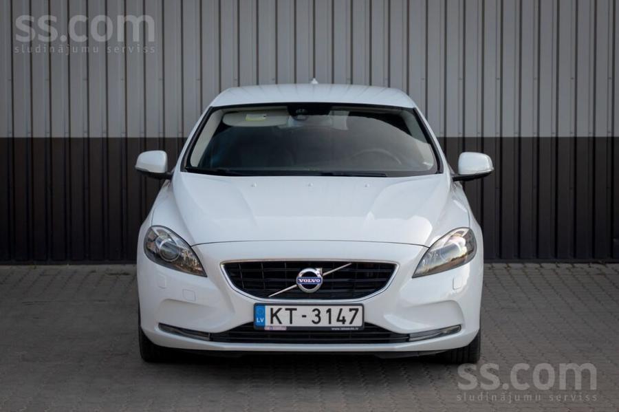 White Volvo V40 2014 in Talsi, with an engine capacity of 2.00 L and mileage of 163 thousand km for 7250 €, photo 3 on AUTOMOTO.COM.LV