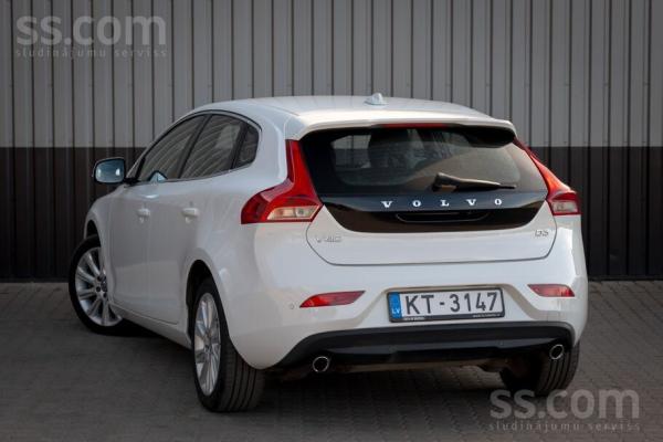 White Volvo V40 2014 in Talsi, with an engine capacity of 2.00 L and mileage of 163 thousand km for 7250 €, photo 4 on AUTOMOTO.COM.LV